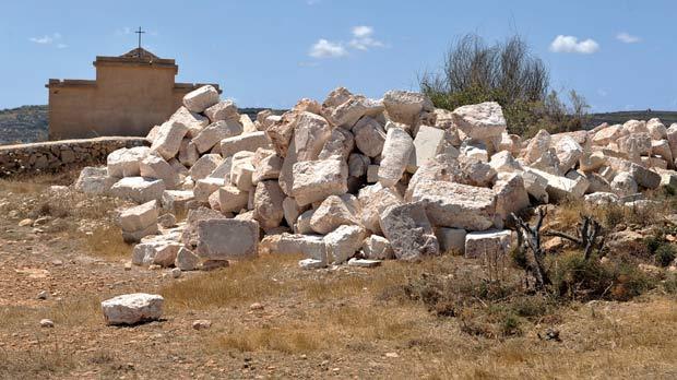 Rubble dumping at picturesque L-Aħrax