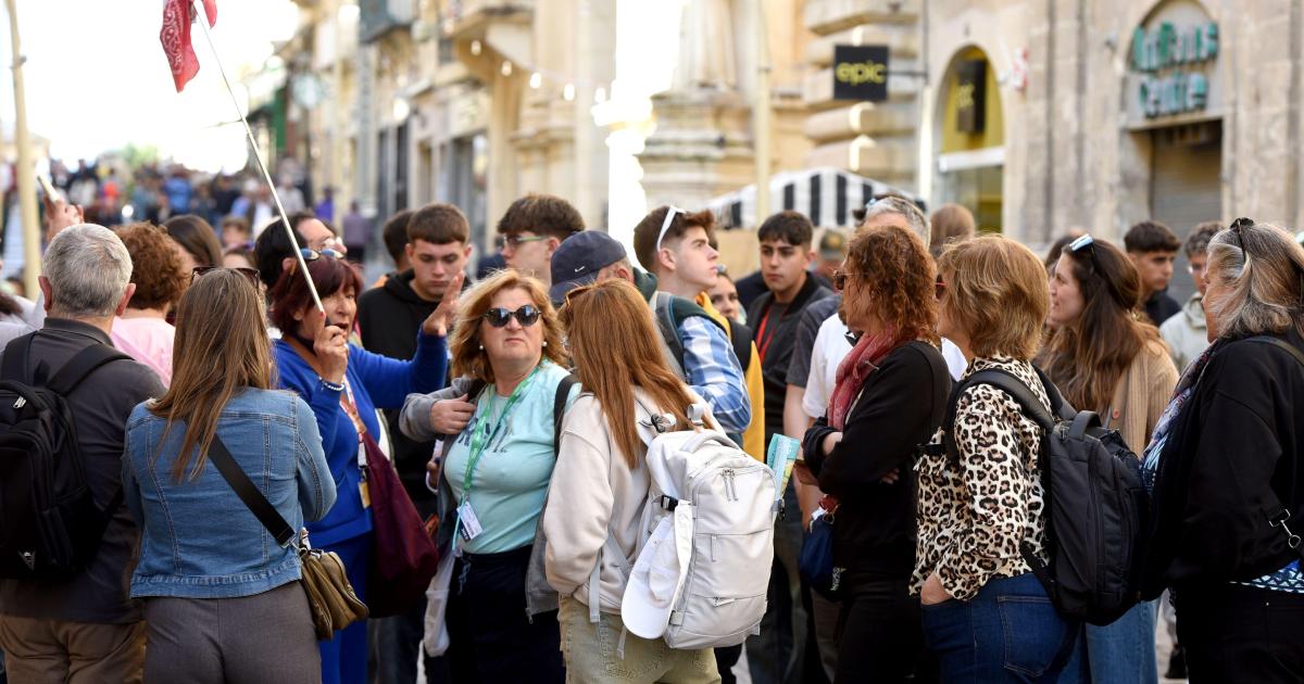 Trainee tourist guides allowed to lead tours amid shortage of qualified ...