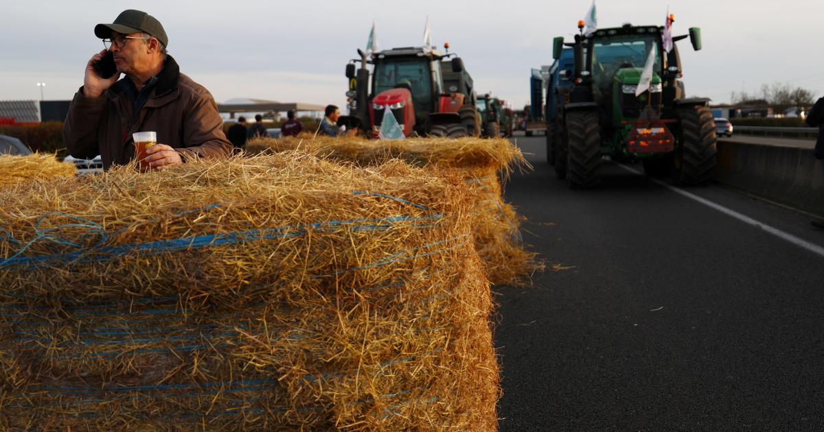 Protesting farmers block major roads into Paris
