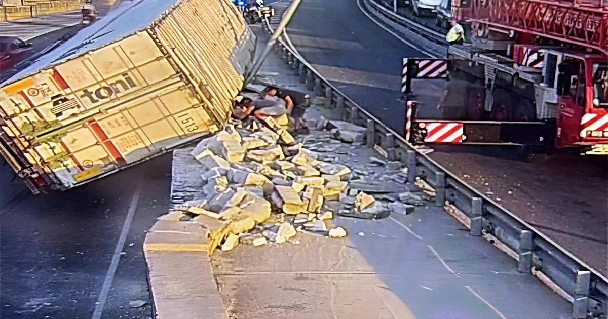 Truck overturns in Marsa causing heavy rush hour traffic