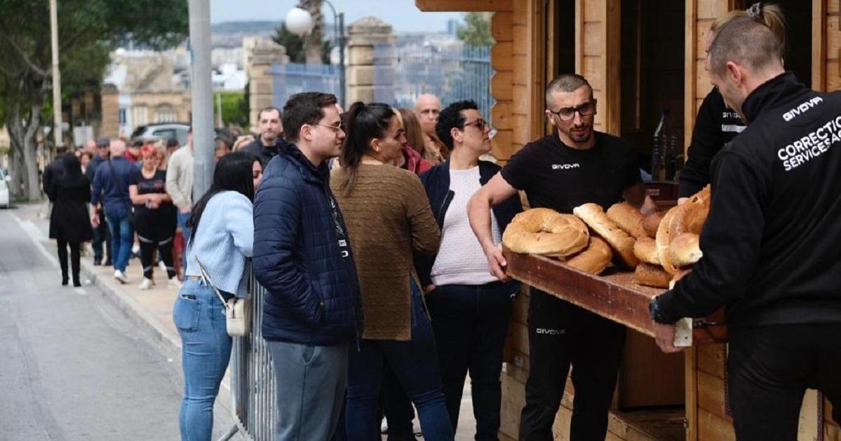 Corradino prison's qagħaq tal-appostli attract hour long queues on Good ...
