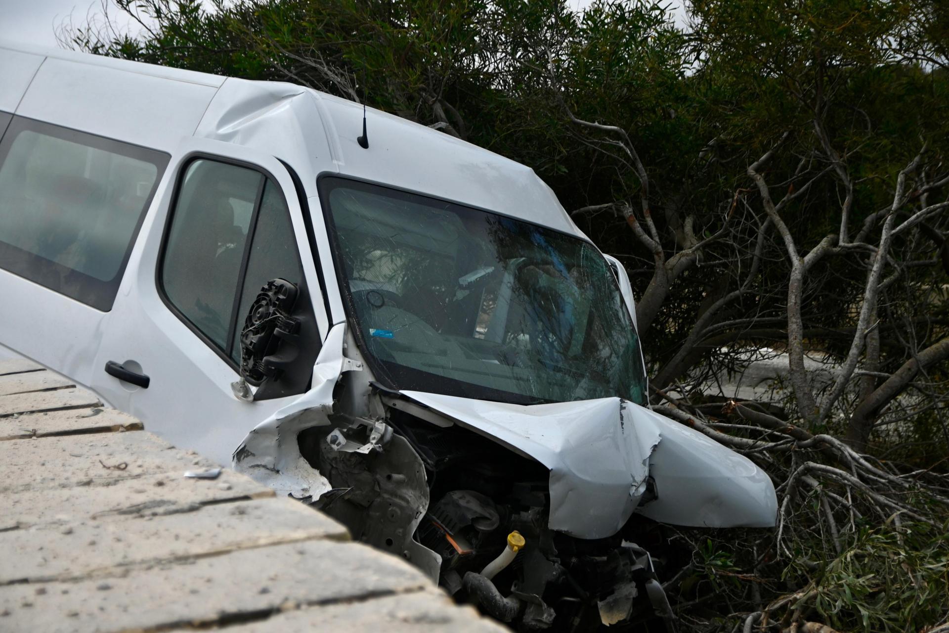Tourists injured as minibus crashes into a field in Marfa