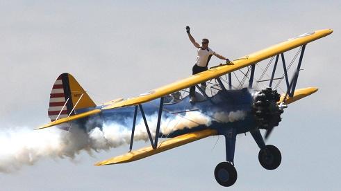Wing-walker dies in fall