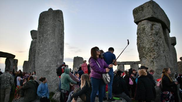 Clear skies thrill Stonehenge crowds for summer solstice
