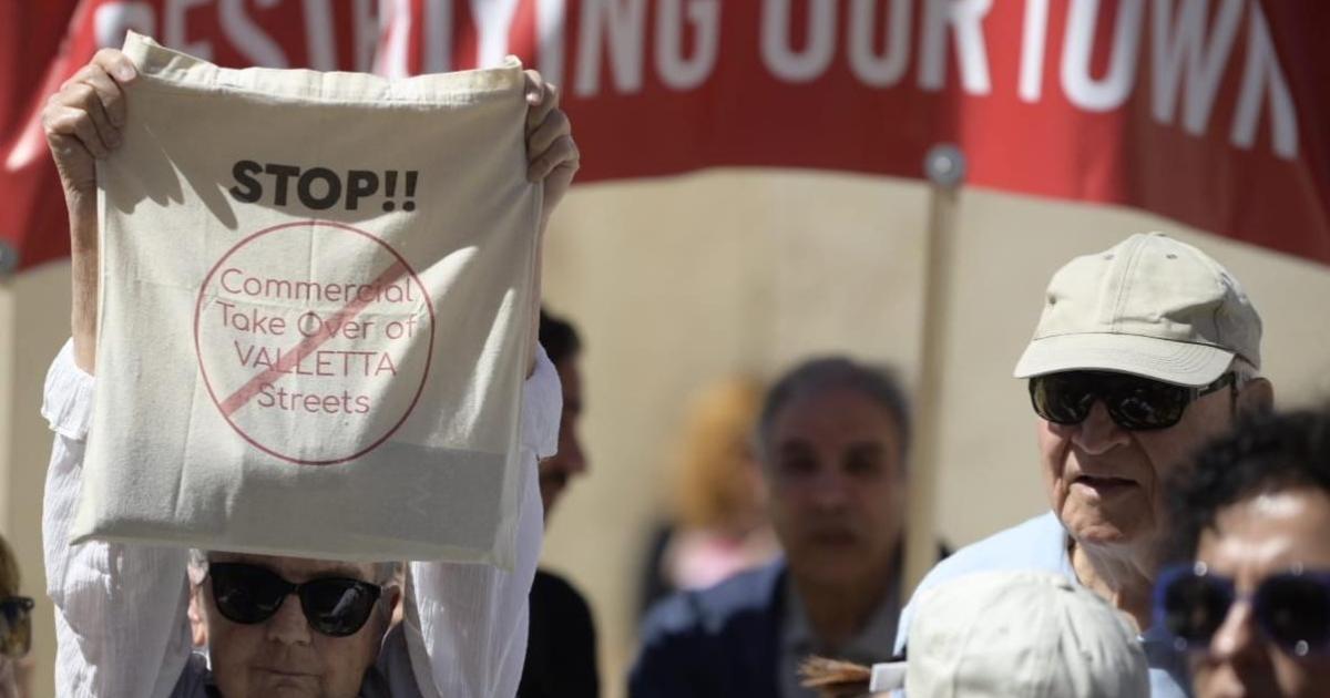 Demonstrators demand a stop to tables and chairs land grabs
