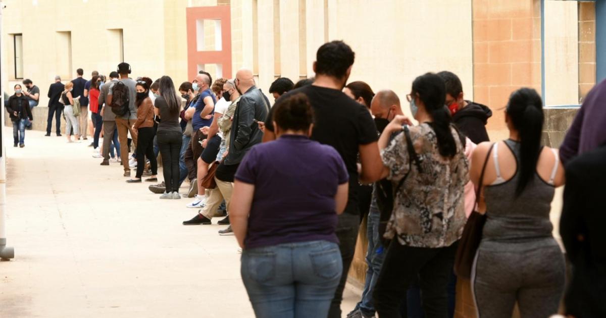 Hundreds queue at university as vaccine opens for over 30s