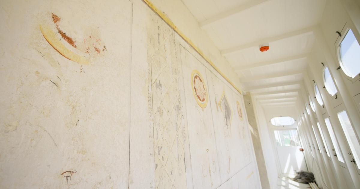 200-year-old French decorations discovered during palace restoration