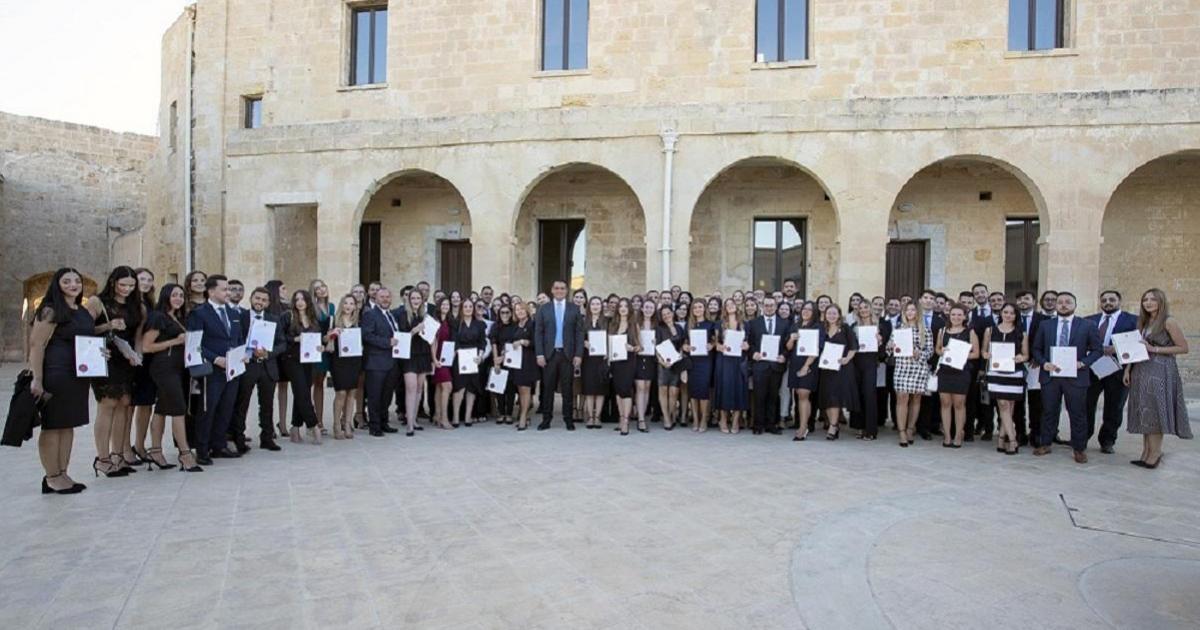 102 lawyers, 10 legal procurators get their warrant