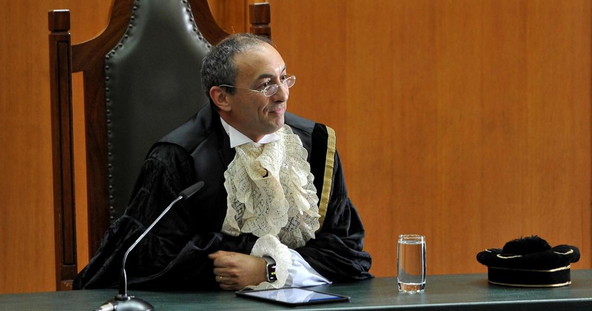 Judge hits panic button after fight breaks out in courtroom with no ...