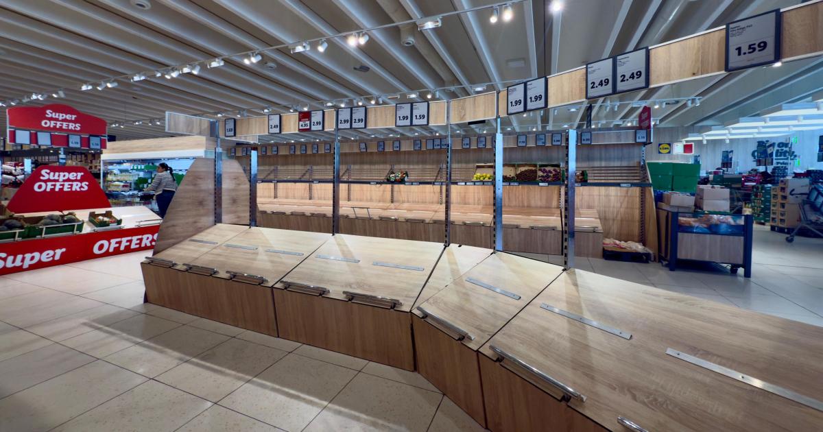 Empty shelves at Lidl and Eurospin as bad weather stops daily ferry supply