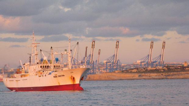 Tracking shipping traffic in central Mediterranean ports
