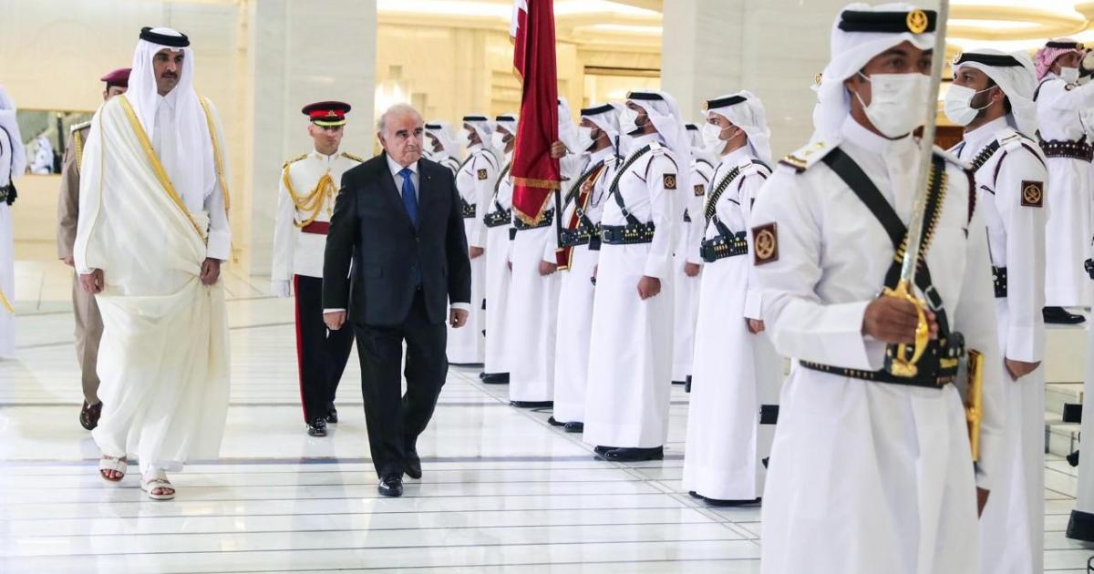 President holds talks with the Emir of Qatar in Doha