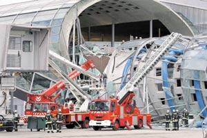 Five killed in Paris airport roof collapse