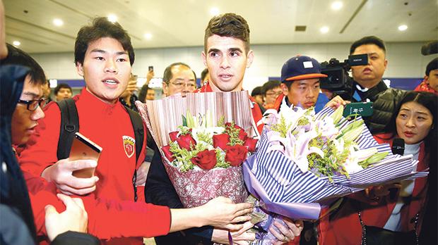Shanghai SIPG fans cheer as Oscar arrives in China