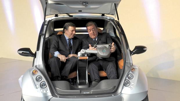 Fold-up car is unveiled in Europe
